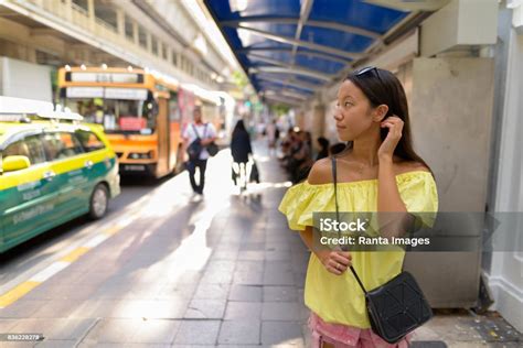 태국 방콕의 시암 스퀘어 몰에서 인생을 즐기는 젊은 아름 다운 다민족 관광 여자의 초상화 방콕에 대한 스톡 사진 및 기타 이미지 방콕 버스 버스 정류장 건축물
