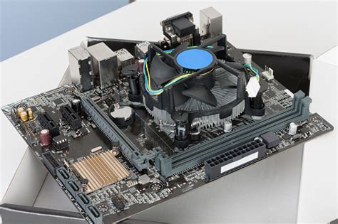 Cpu 쿨러 팬은 새로운 현대 마더보드에 설치 Cpu에 대한 스톡 사진 및 기타 이미지 Cpu Usb 메모리 건강관리와 의술 Istock