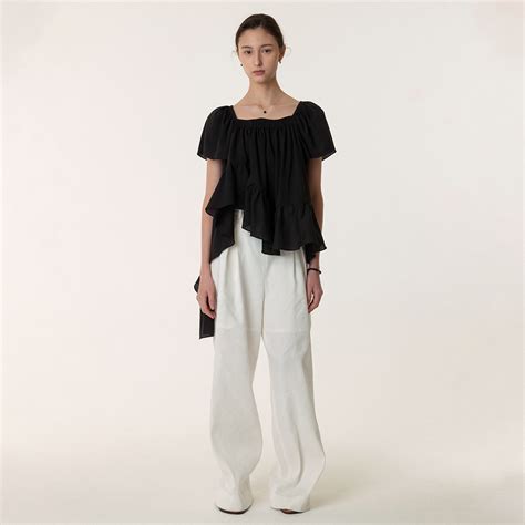 킨더살몬 우먼 스퀘어 넥 러플 블라우스 블랙 Kindersalmon Kream