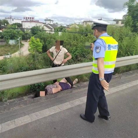 太危险了！保山一对情侣因小事吵架，居然躺在高速公路边上！行为杨某女子