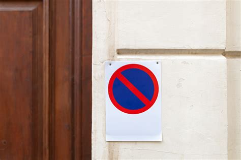 문 근처의 콘크리트 벽에 주차 표시가 없습니다 빨간색과 파란색 주차 금지 표지판 가득 찬에 대한 스톡 사진 및 기타 이미지 가득 찬 거리 경계 표지 Istock