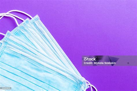 보호 의료 마스크와 보라색 배경의 상단보기 호흡기 증후군 복사 공간이 있는 세계 격리 개념 감기와 독감에 대한 스톡 사진 및 기타 이미지 Istock