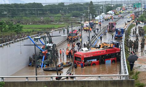 “진흙 구덩이서 얼마나 힘들었을까”… 747번 버스 드러나자 ‘울음바다 [전국 ‘물폭탄]