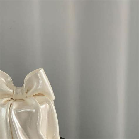 تزیین کیک تولد با پاپیون سفید