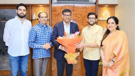 Former Rbi Governor Raghuram Rajan Meets Uddhav Thackeray In Mumbai