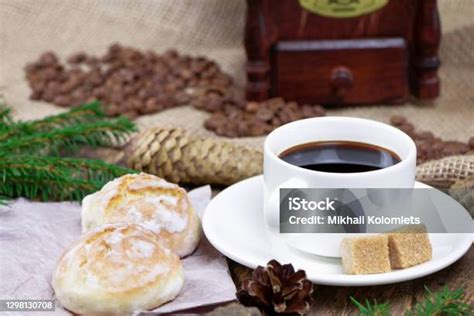 나무 배경에 커피와 케이크 한 잔 배너 테이블에 녹색 전나무 가지 지팡이 설탕 에스프레소 한 잔 0명에 대한 스톡 사진 및 기타 이미지 Istock