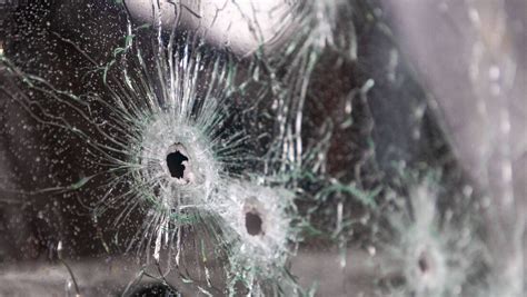 Канцеларија за КиМ У Јужној Митровици каменован аутобус — Rt Balkan