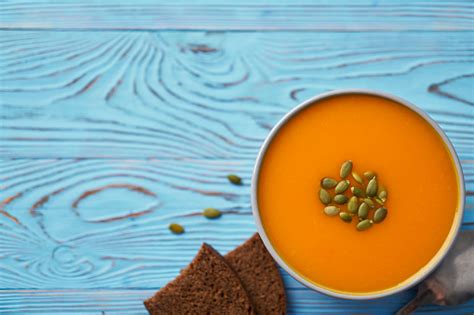 호박과 당근 퓌레 수프 씨앗으로 장식 파란색 나무 배경 가을 구성 상단보기 가을에 대한 스톡 사진 및 기타 이미지 가을 건강한 식생활 그릇 Istock