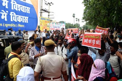 Panchayat Sarkar Bhawan Outsourcing Workers Protest Outside Jd U Office