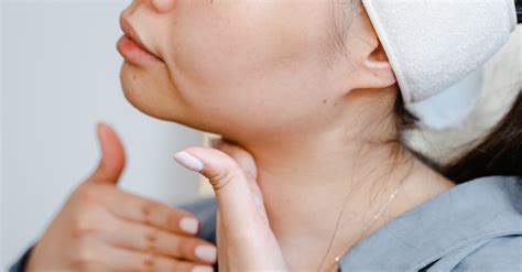 개인 관리 건강 라이프스타일 럭셔리 마사지 만지는 매끄러운 머리띠 목 밝은 부드러운 뷰티 루틴 성인 세로 손질 수직 쐈어 수화 작용 순서