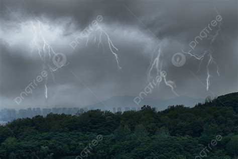 밖 에는 흐 리 고 비 천둥 번개 날씨 가 높 고 산 이 있다 집 밖의 식물 하늘 배경 일러스트 및 사진 무료 다운로드 Pngtree