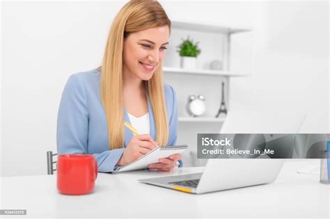 아름 다운 젊은 여자는 사무실 책상에 앉아 있는 동안 노트북 모니터 화면에 보이는 가정의 방에 대한 스톡 사진 및 기타 이미지 가정의 방 교사 교육 관련 직업 교육