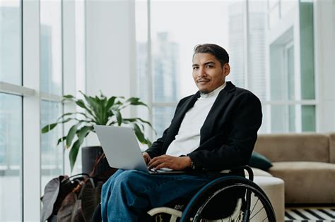 휠체어를 타고 사무실에서 노트북 작업을 하는 장애인 사업가 장애에 대한 스톡 사진 및 기타 이미지 장애 장애인 장애인 용 Istock