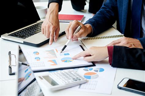 비즈니스 개념입니다 차트 및 그래프를 보여주는 그들의 성공적인 팀워크의 결과 논의 하는 비즈니스 사람 선택적 초점입니다 개선에 대한 스톡 사진 및 기타 이미지 Istock