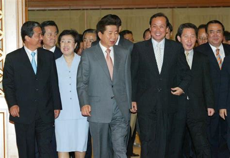 노무현사료관 [열린우리당 지도부와 만찬장으로 이동하는 노무현 대통령]