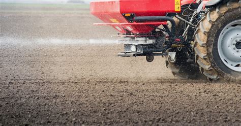 현장의 트랙터 및 비료 살포기 사진 Unsplash의 수송 이미지