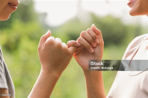 녹색 자연 배경에서 웃는 얼굴로 손을 잡고 서있는 젊은 행복한 아시아 소녀 두 명의 십대 여성이 행복한 순간과 함께 시간을 보냅니다 레즈비언 Lgbtq 커플 개념 선서에