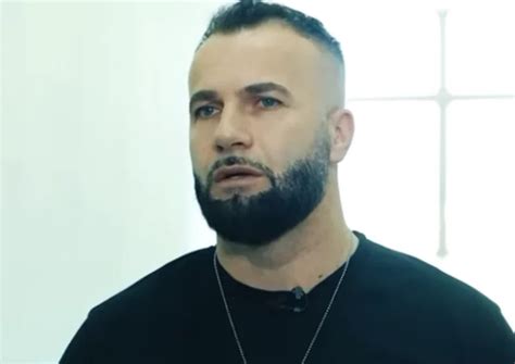 Faton Hajrizi Koji Je Ubio Srpskog Policajca Kao Dijete Pozirao Sa Puškom