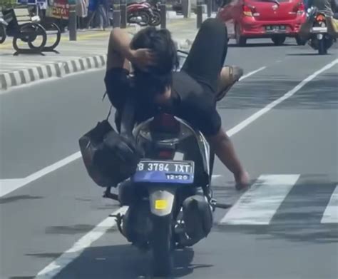 Viral Pemotor Santuy Sambil Rebahan Di Depok Polisi Bilang Begini Okezone Megapolitan