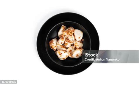 흰색 배경에 고립 된 검은 접시에 감자와 튀긴 양파를 가진 만두 감자 요리에 대한 스톡 사진 및 기타 이미지 감자 요리 감자튀김 그릇 Istock