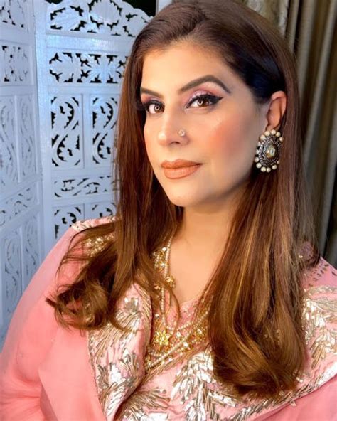 9 Pink Eye Makeup Looks That Are Both Romantic And Stylish