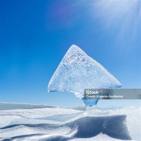 빙원과 겨울 호수의 태양 맑고 화창한 날에 얼어 붙은 호수에 아름 다운 얼음 반사가있는 얼어 붙은 표면의 투명한 얼음 블록 0명에 대한 스톡 사진 및 기타 이미지 Istock