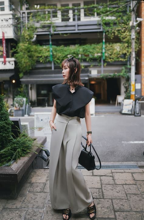 爛漫珍妮花 這套是我最近超愛的一組搭配 ️ 褲子是俐落又不失細節的高腰設計， 腰頭的不對稱剪裁讓整體視覺立刻有型， 寬褲版型走路有風、氣場直接拉滿。 上半身搭配的是來自日本設計師的作品