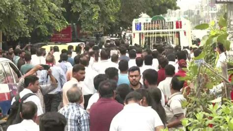 Raju Srivastava Funeral Sunil Pal Ahsaan Qureshi Others Attend Comedians Last Rites