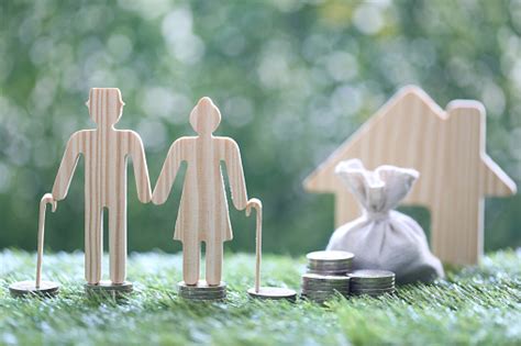 뮤추얼 펀드 자연 녹색 배경에 동전 돈의 스택과 사랑 부부 선임 및 모델 하우스 미래에 준비하기위한 돈을 절약하고 연금 은퇴 개념 0명에 대한 스톡 사진 및 기타 이미지