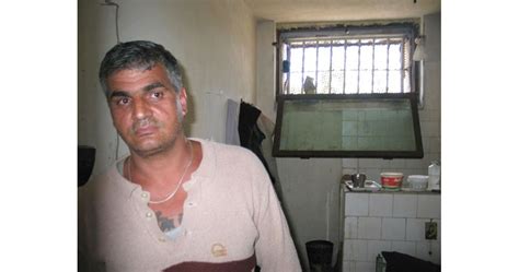 Убиец с доживотна присъда напада надзиратели