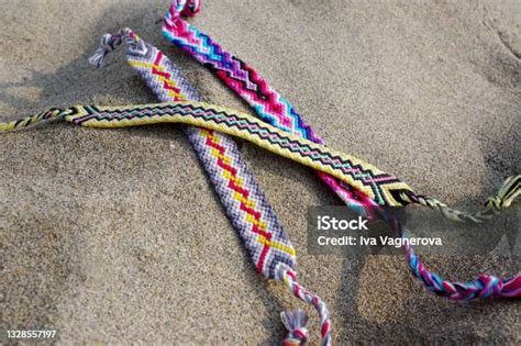 연속 우정의 자연 팔찌 화려한 짠 우정 팔찌 배경 무지개 색상 체크 무늬 0명에 대한 스톡 사진 및 기타 이미지 0명 3가지 개체 Diy Istock