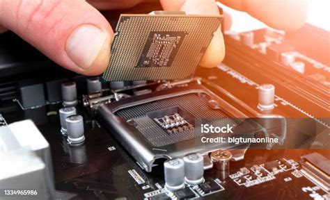마이크로프로세서를 설치하는 전자 엔지니어 유지 보수 컴퓨터 Cpu 하드웨어 컴퓨터 프로세서 칩을 들고 있는 손 소켓에서 중앙 프로세서 교체 Cpu에 대한 스톡 사진 및 기타