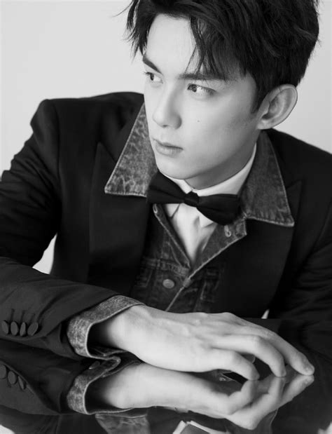 19岁吴磊西装配牛仔衫！土味穿搭居然有型男气场，简直帅过泥石流身材