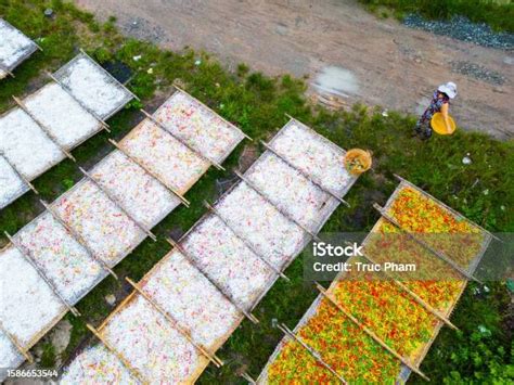 카사바 가루 만들기 마을의 조감도 달콤한 수프 재료 베트남 Tay Ninh시의 전통 요리 특산품 따이 닌에 대한 스톡 사진 및