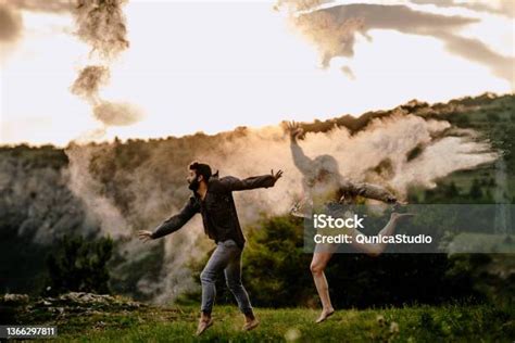 산악 잔디밭에서 힙합을 춤추는 젊은 남자와 여자의 부부 20 24세에 대한 스톡 사진 및 기타 이미지 20 24세 2명