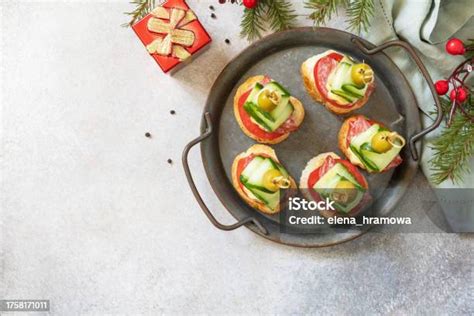 창작 전채 크리스마스 바게트에 살라미 소시지 치즈 올리브 토마토 오이를 얹은 크리스마스 트리 카나페 위에서 본 모습 공간을 복사합니다 살라미에 대한 스톡 사진 및 기타