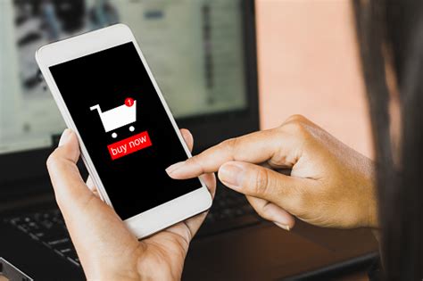 여자 손에 스마트 전화와 노트북 가정에서 온라인 쇼핑을 사용 하 여 가정 생활에 대한 스톡 사진 및 기타 이미지 가정 생활 구매 기업 재무와 산업 Istock