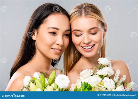 Pi Kna Blondynka I Azjatyckie Brunetki Nagie Kobiety Z Kwiatami Na Szaro Zdj Cie Stock Obraz