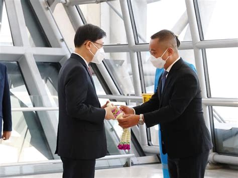 Apec︱李家超晤泰国总理巴育 指香港已返世界舞台 赠九龙城泰裔居民画作 星岛日报