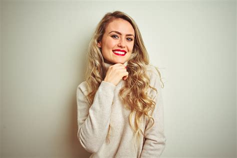 겨울 터틀넥 스웨터를 입고 고립된 흰색 배경 위에 턱에 손을 얹어 질문 펜시브 표정을 생각 한 아름다운 여성 미소와 사려 깊은 얼굴 의심 개념 가을에 대한 스톡 사진 및