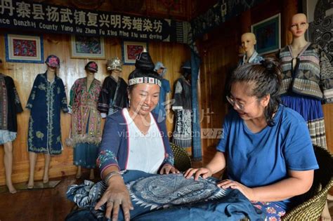 贵州丹寨：苗族蜡染传承人张世秀助村民增收入 人民图片网