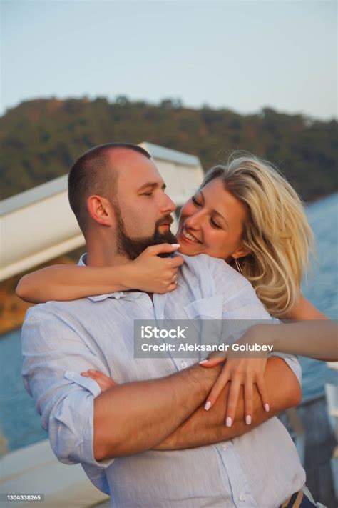 호화로운 전망과 영토 해변 호텔에서 신혼 여행을 즐기는 사랑스러운 커플 사랑에 대한 스톡 사진 및 기타 이미지 사랑 커플 25 29세 Istock