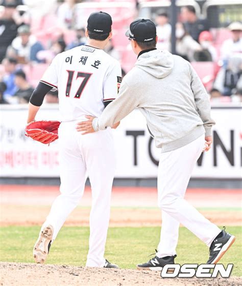 5선발 노렸는데…‘ssg→kt 트레이드 복덩이 불의의 발목 부상→귀국 “큰 부상은 아냐” [오 쎈 오키나와]