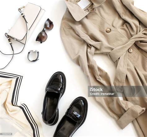 여성 패션 의류 및 액세서리 상단 보기 배경입니다 베이지 색 망토 신발 가방 선글라스 흰색 배경에 액세서리와 플랫 레이 여성