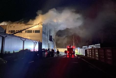 У Вишгородській громаді загасили масштабну пожежу на складі ФОТО ВІДЕО