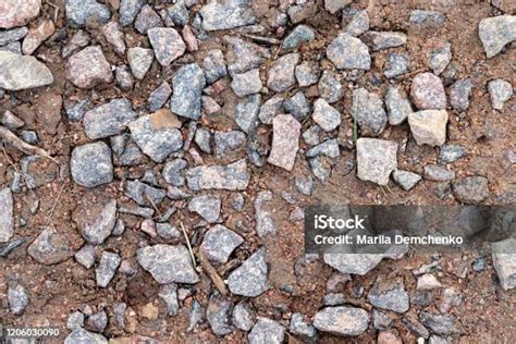 화강암 돌의 많은 젖은 촉촉한 땅 비 후 자연 자갈 질감 배경 0명에 대한 스톡 사진 및 기타 이미지 0명 갈색 거친 Istock