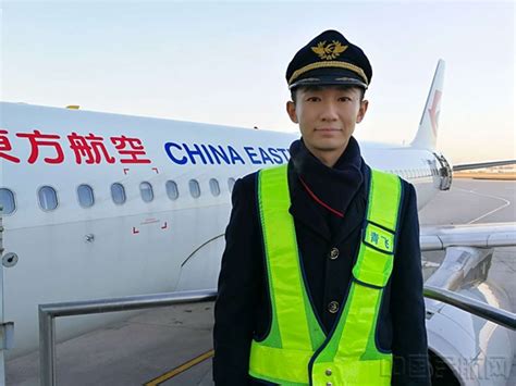 东航青岛飞行部机长李京国、徐一沛新年首飞（图） 中国民航网