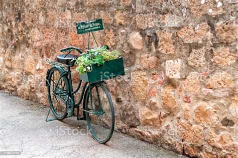 투 스 카 니에 있는 발도 르 치아와 벽에 대 한 자전거 표지판을 근접 하 게 하 여 작은 마을 마을의 돌 벽과 식물의 호텔 0명에 대한 스톡 사진 및 기타 이미지 Istock