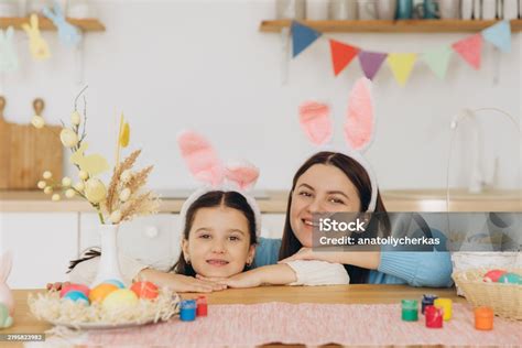 즐거운 부활절 보내세요 테이블 뒤에 숨어있는 동안 토끼 귀를 입은 젊은 엄마와 귀여운 딸 25 29세에 대한 스톡 사진 및 기타 이미지 25 29세 2명 4 5세