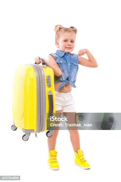 Attructive 블루 셔츠 흰색 반바지와 선글라스에 귀여운 소녀 잡고 노란 가방 가방에 대한 스톡 사진 및 기타 이미지 가방 관광 관광객 Istock